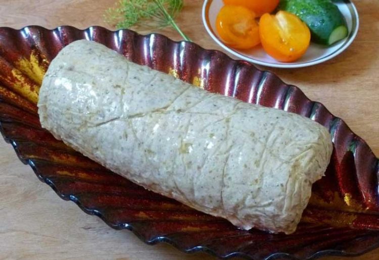 Cârnați din carne de pui, fierți cu condimente: sănătoși și aromați ...