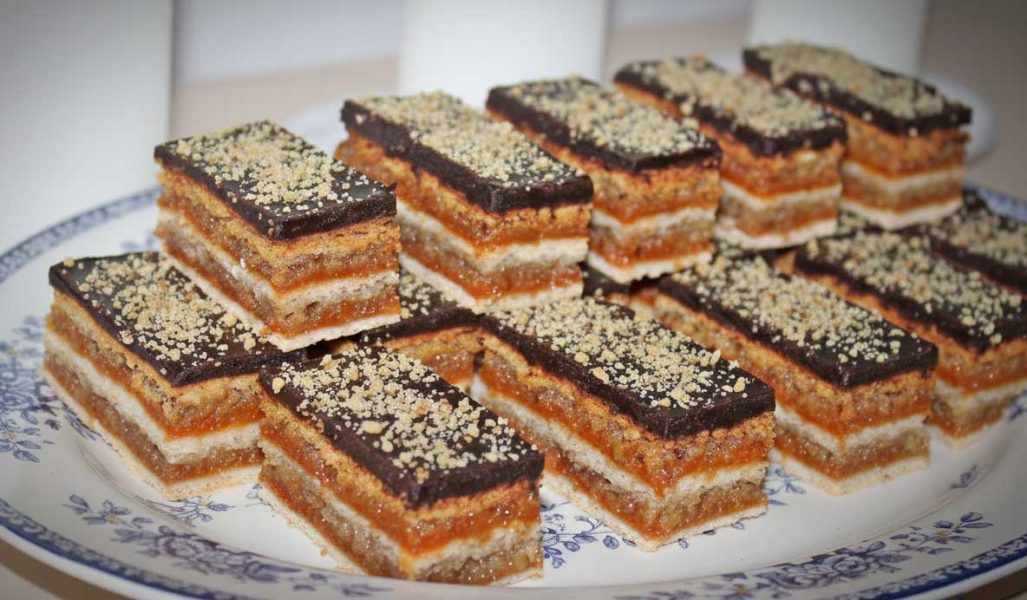 Prăjitura Jerbo cu nucă, gem și glazură de cacao – rețetă clasică din ...