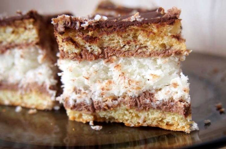 Prăjitură cu blat pufos, bezea de cocos și cremă fină de cacao - mi se ...