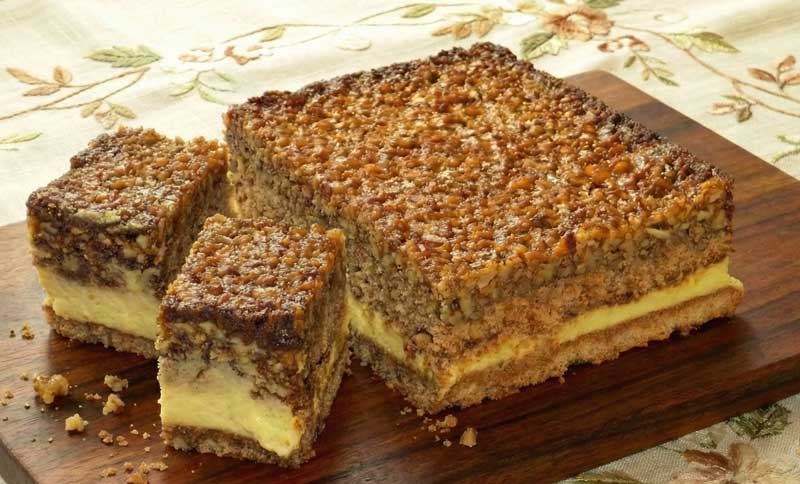 Prăjitura Poezie - blat de nuci, mere, gem și cremă de vanilie ...